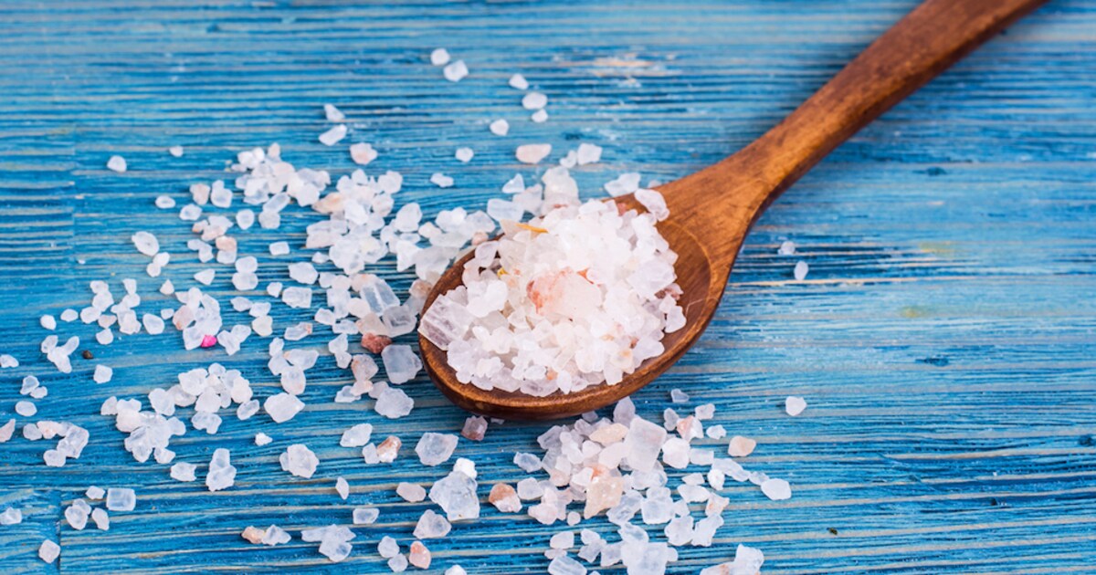 Waar zit meer zout in: in rookworst of in een handje chips? | Margriet