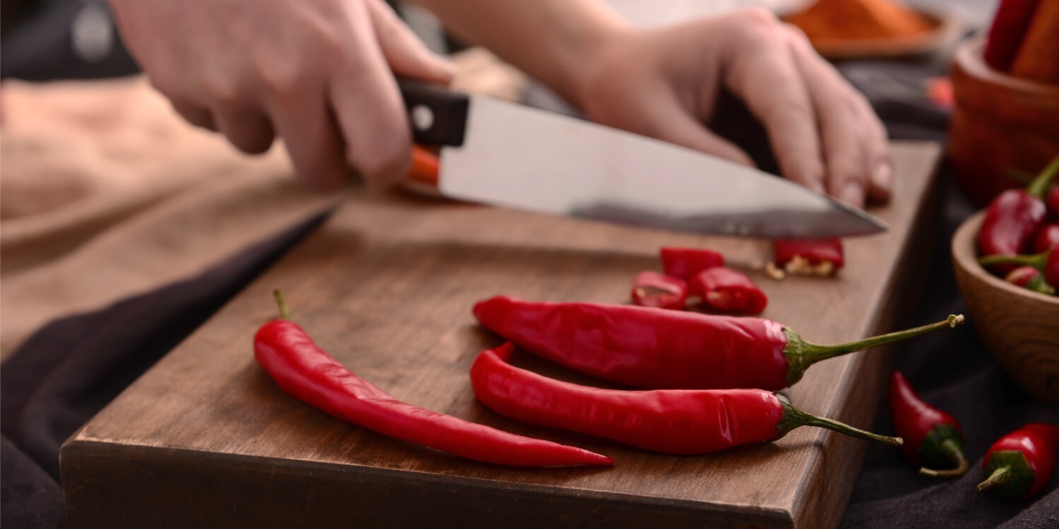 Branderige ogen door hete peper snijden? Zo voorkom je dat | Margriet ...