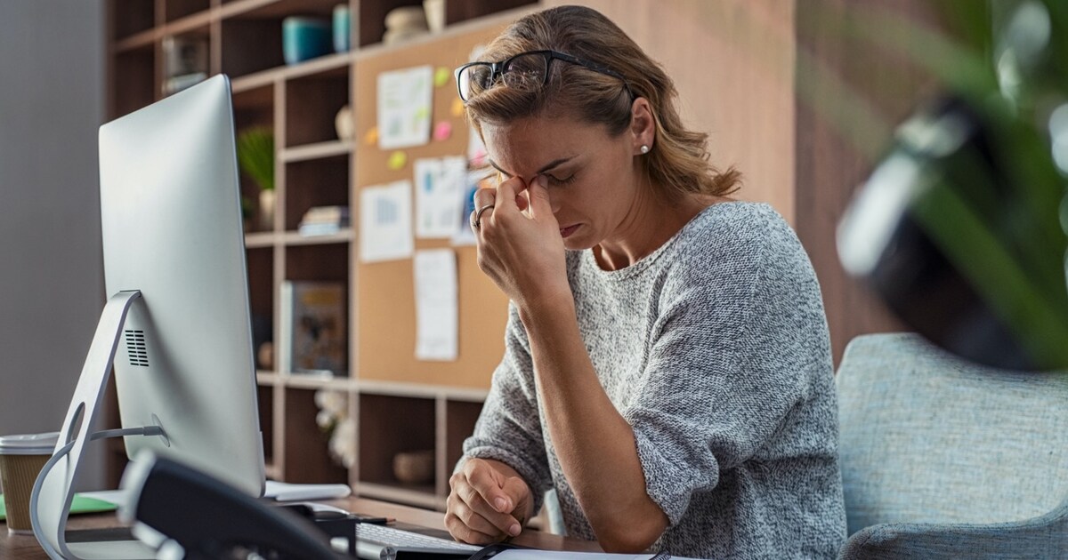 Zó voorkom je hoofdpijn als je de hele dag achter de computer zit ...