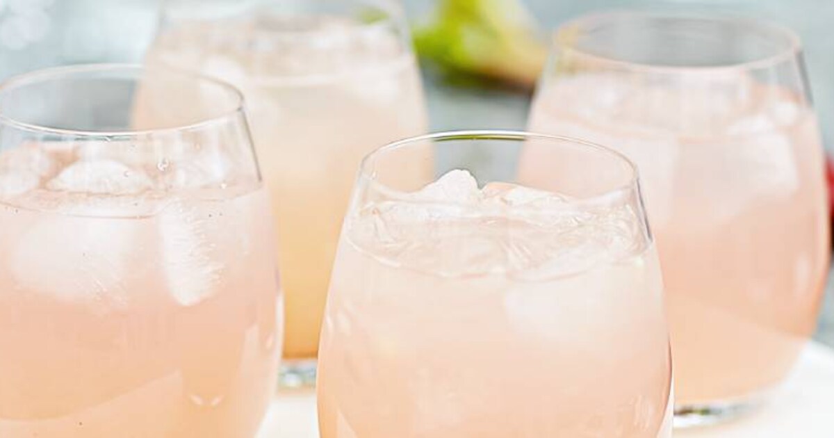 Zo maak je deze zomerse cocktail met rabarber en gin | Margriet