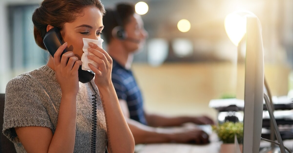 Collega’s ziek? Zo zorg je ervoor dat je niet besmet raakt | Margriet