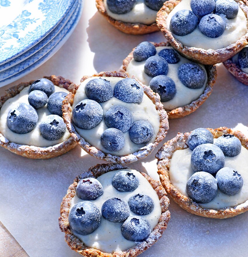 Recept: blauwe bessen-gebakjes met cashewnotenroom | Margriet