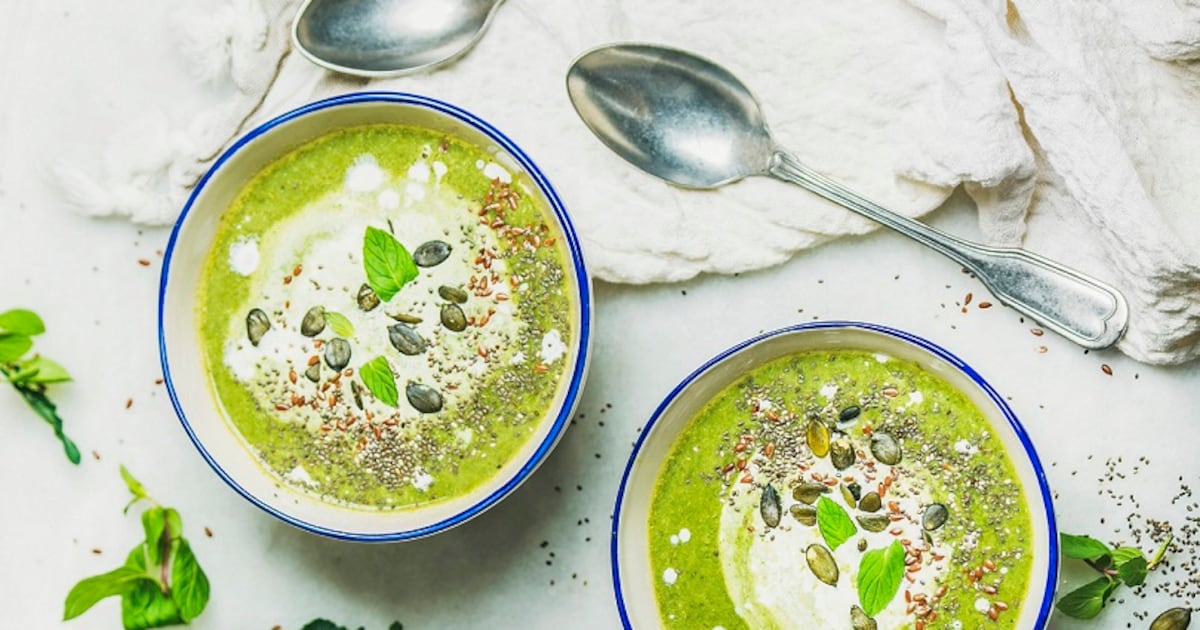 Romige broccolisoep met munt en kokosyoghurt-pompoenpittentopping ...