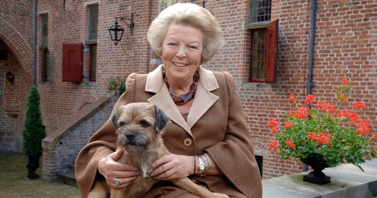 Beatrix bewijst dat een wandelstok niet 'stoffig' hoeft te zijn | Margriet