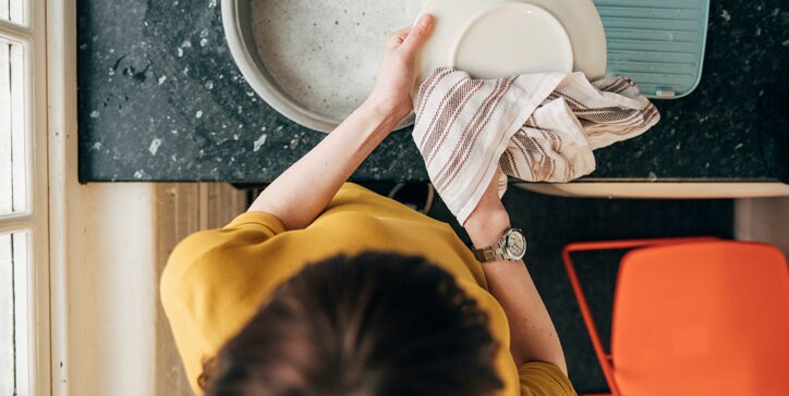 De reden waarom je je handen niet moet afdrogen aan een theedoek | Margriet