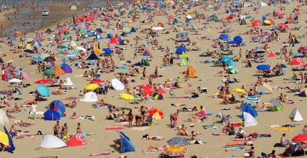 Hoe gevaarlijk is het om op dit moment op een vol strand te liggen ...