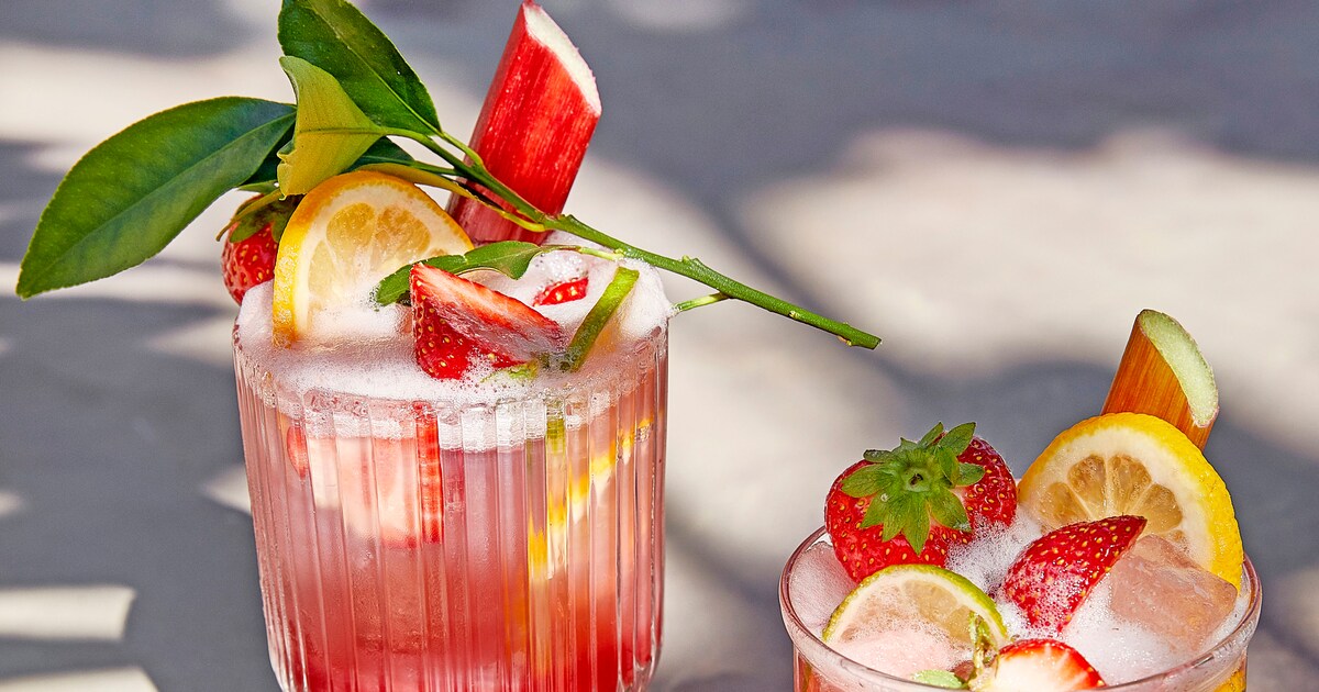 Zo maak je een lemon sunset met citroen, aardbei en rabarber | Margriet ...