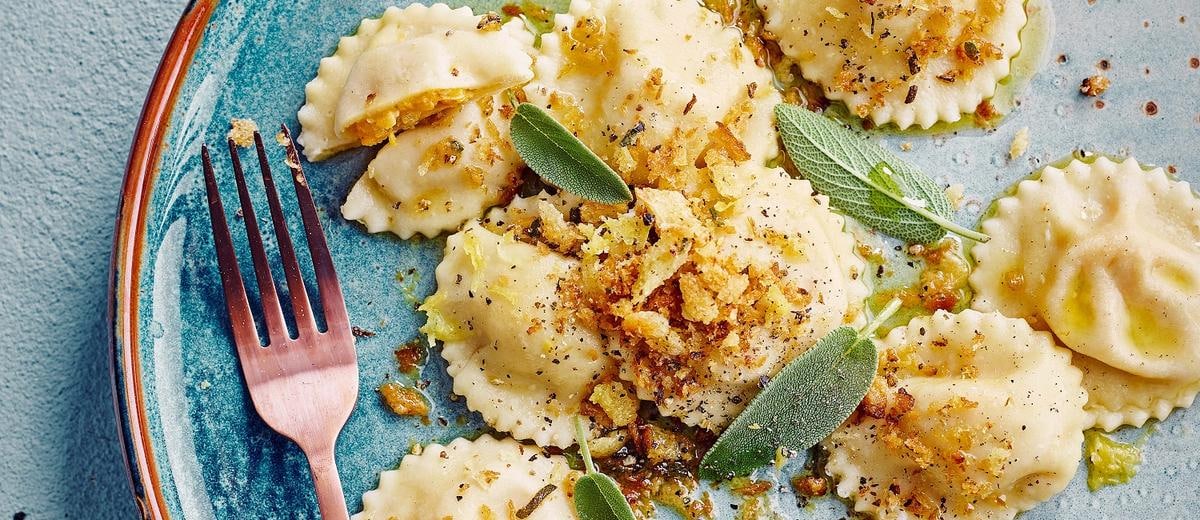 Recept: ravioli met pompoen, salie en gedroogde ham met citroen ...