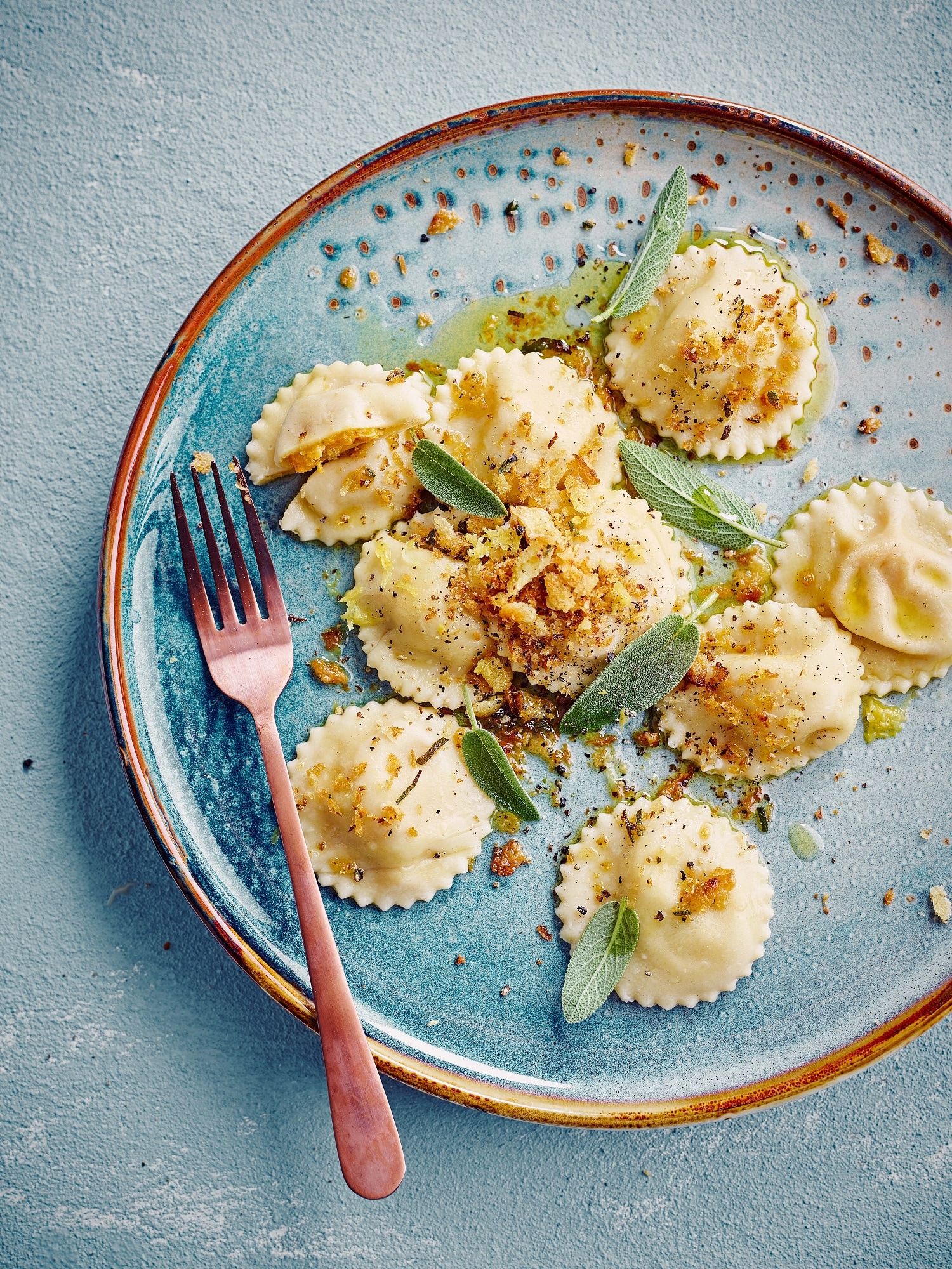 Recept: ravioli met pompoen, salie en gedroogde ham met citroen ...