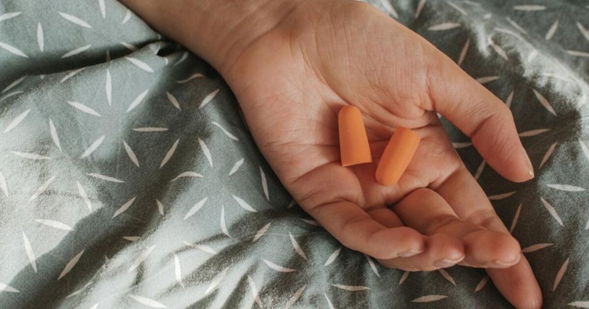 Is het verslavend om te slapen met oordopjes in? Dít zegt een ...