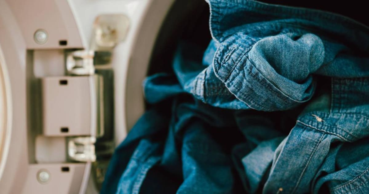 Witte strepen op je kleding na het wassen? Zó voorkom je dat | Margriet