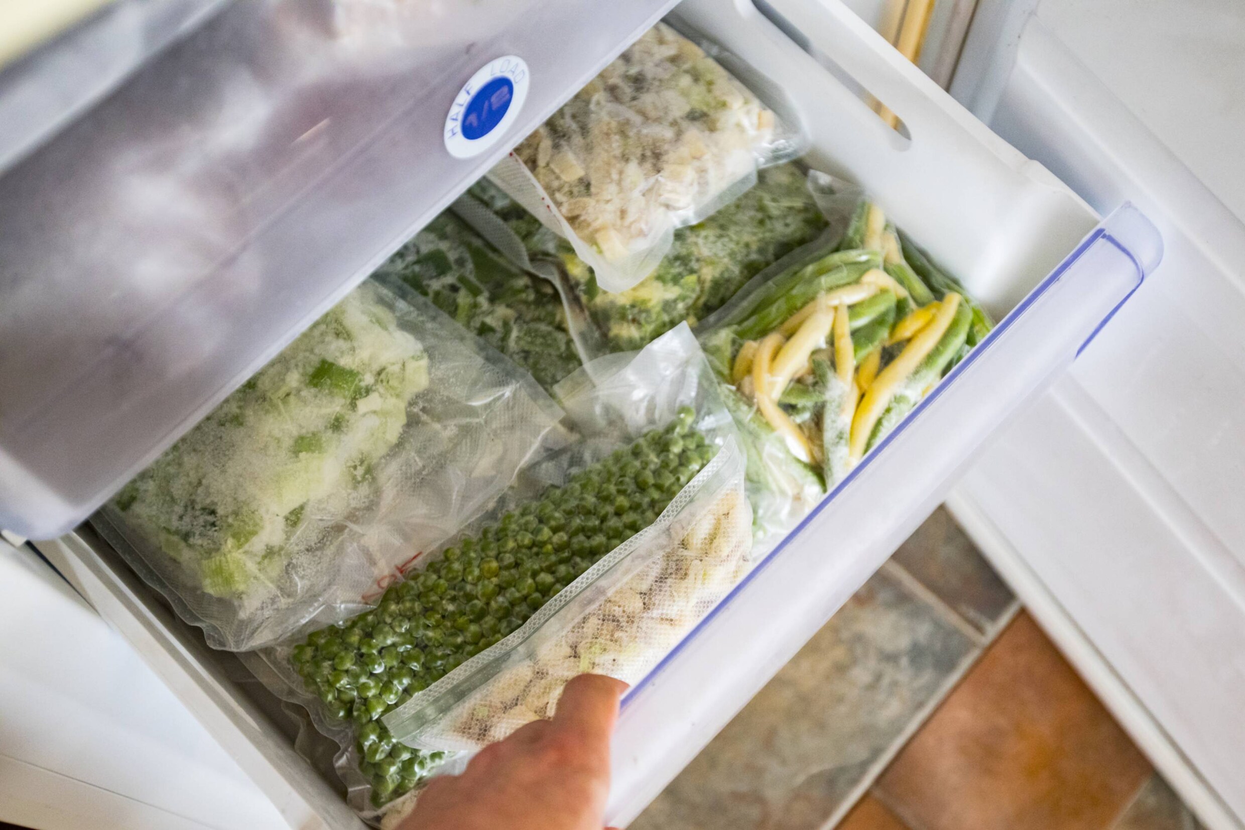 Vriezer ontdooien: door déze truc hoef je dat minder vaak te doen ...