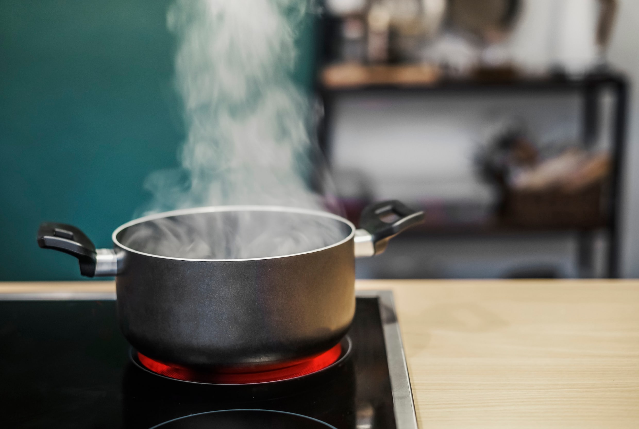 Waterkoker of de pan? Dit is hoe je water het goedkoopst koookt | Margriet