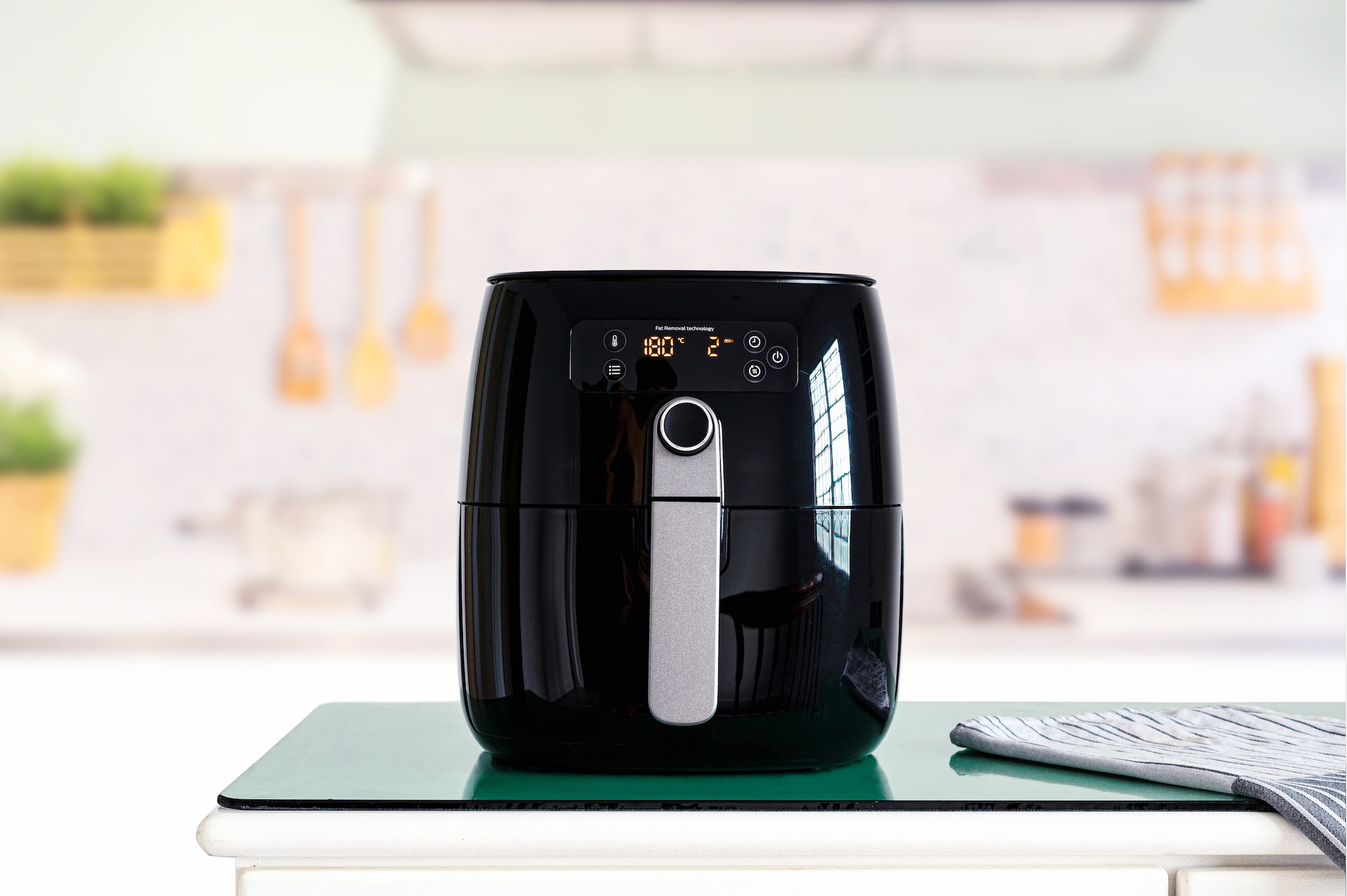 Uitvinder van de airfryer overleden: borrelhapjes uit de ‘mini-oven’