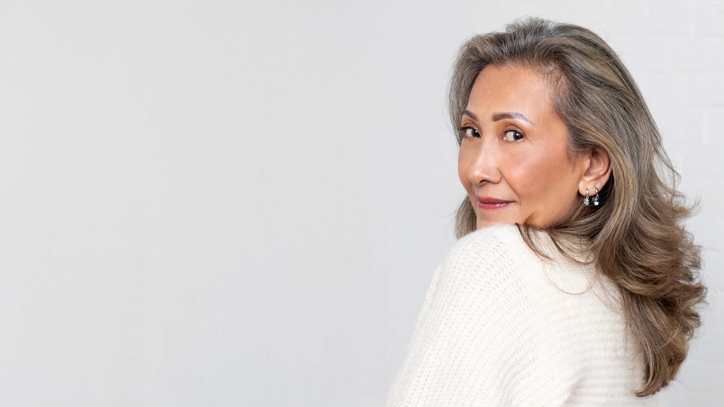 Zó laat je je geverfde haar uitgroeien tot een mooie grijze coupe ...