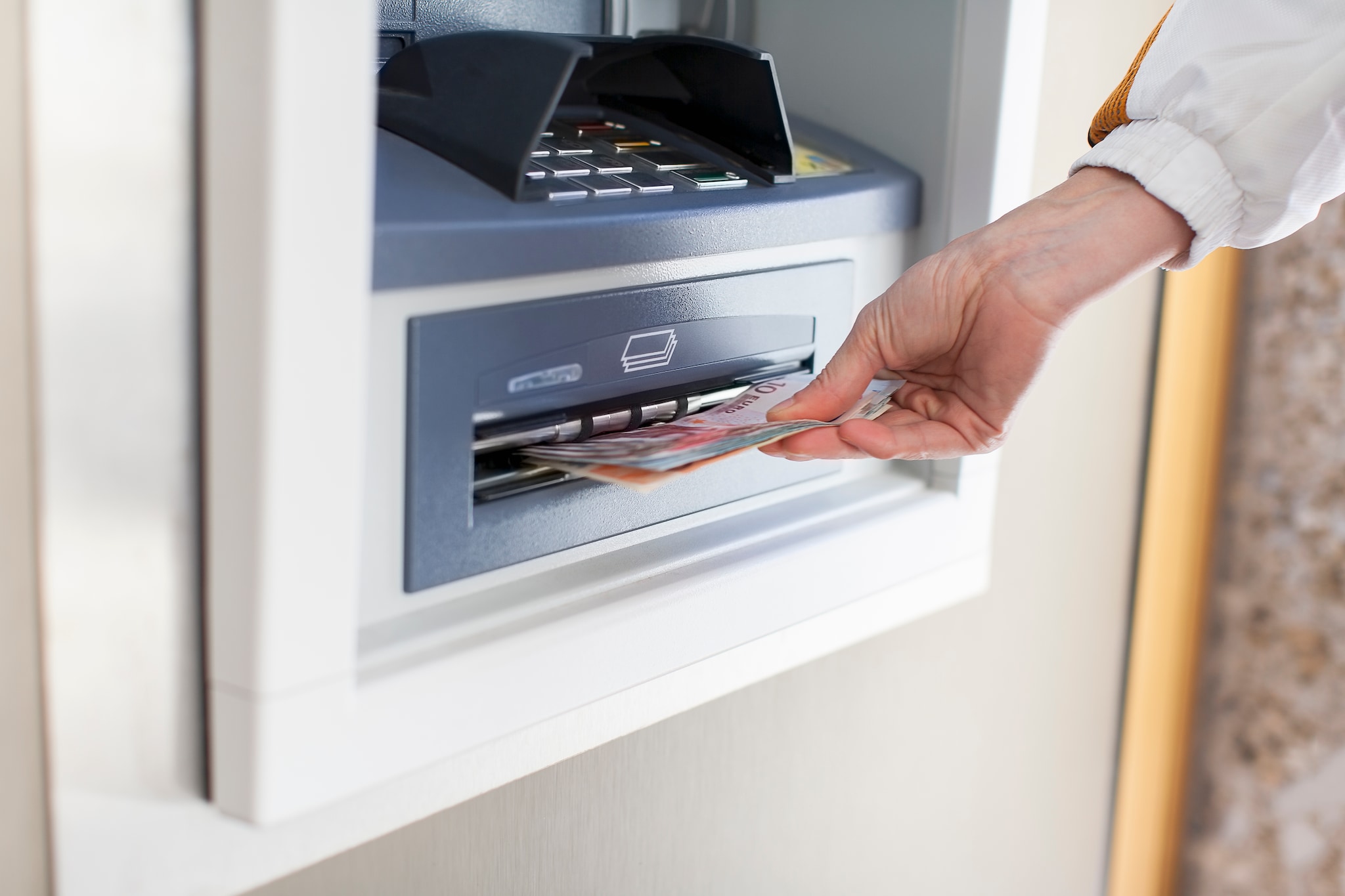 Contant geld opnemen: dit bedrag kan je maximaal opnemen per bank