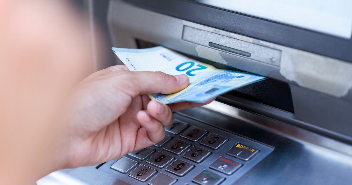 Geld pinnen? Bij sommige banken betaal je daar extra voor (en dit is ...