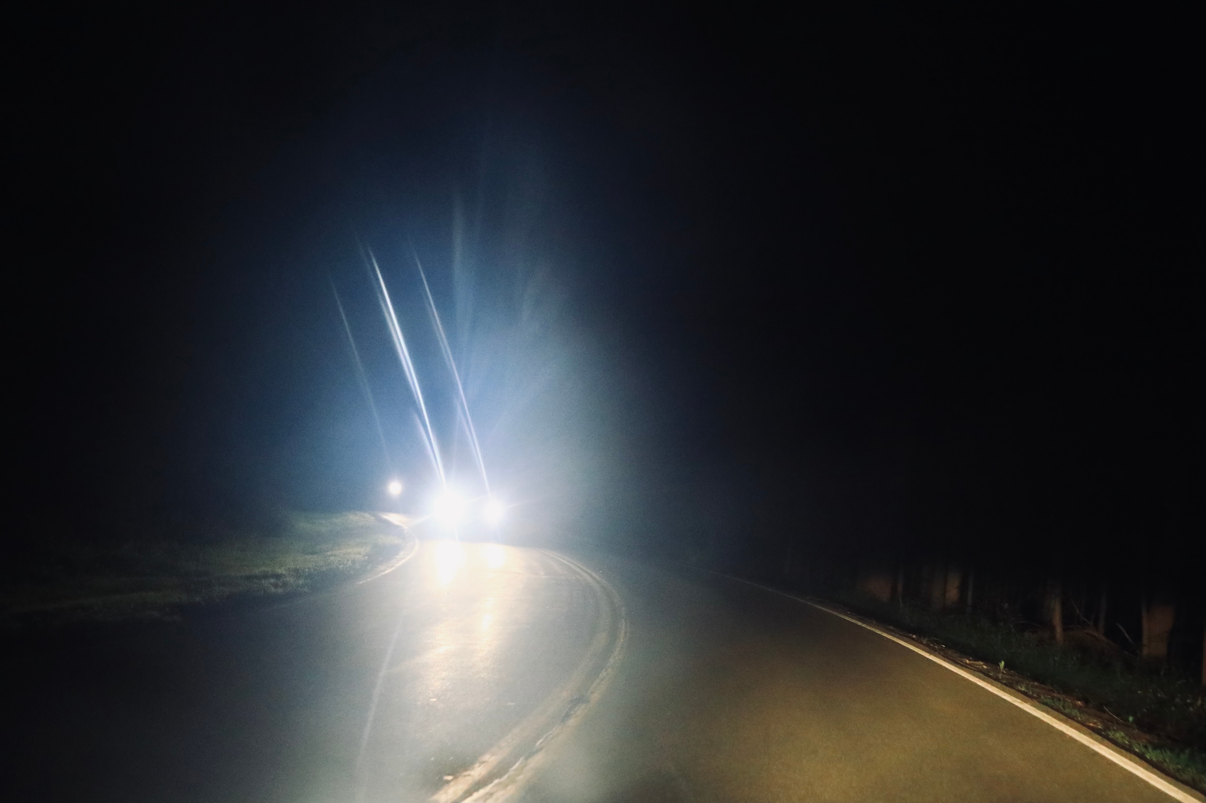 Vriendelijk seinen met grootlicht? Zó hoog is de boete | Margriet