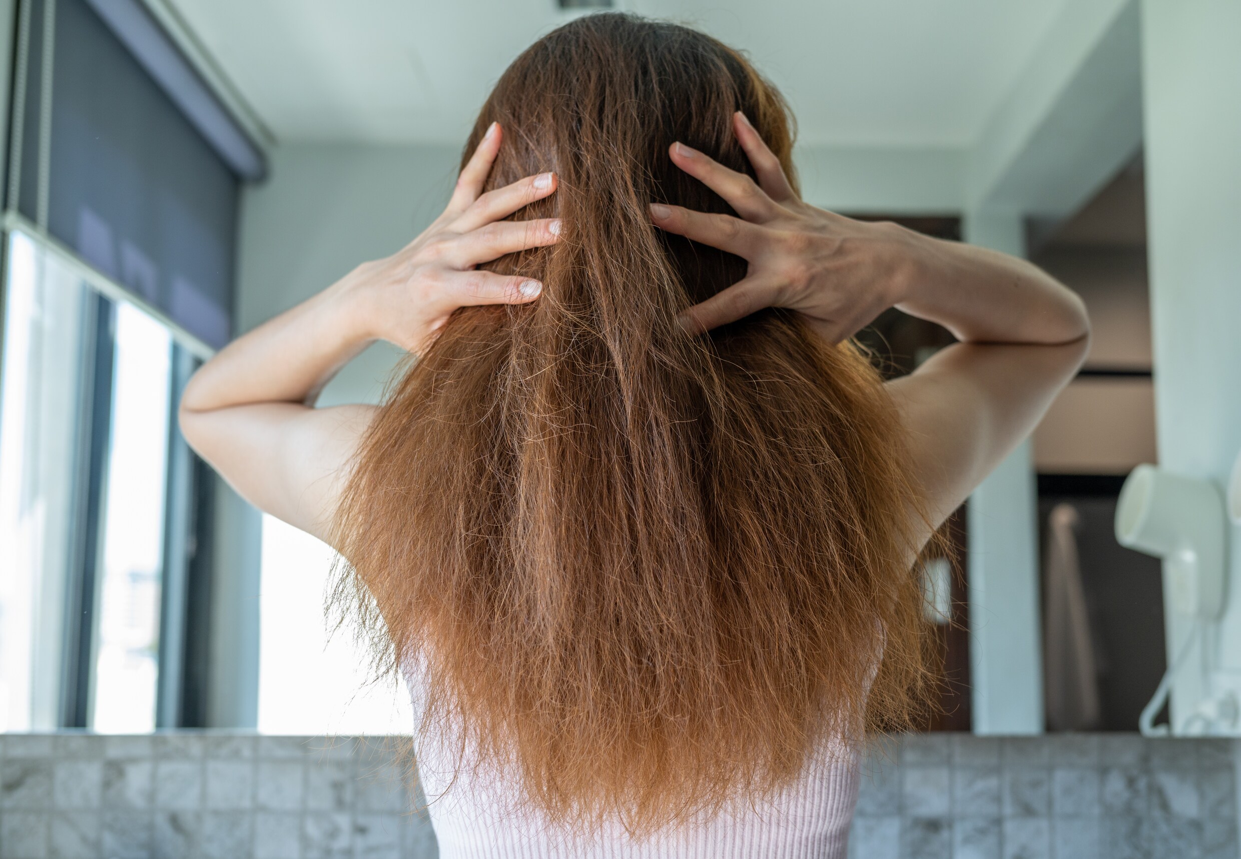 Met dit simpele trucje ben je in een keer van statisch haar af | Margriet
