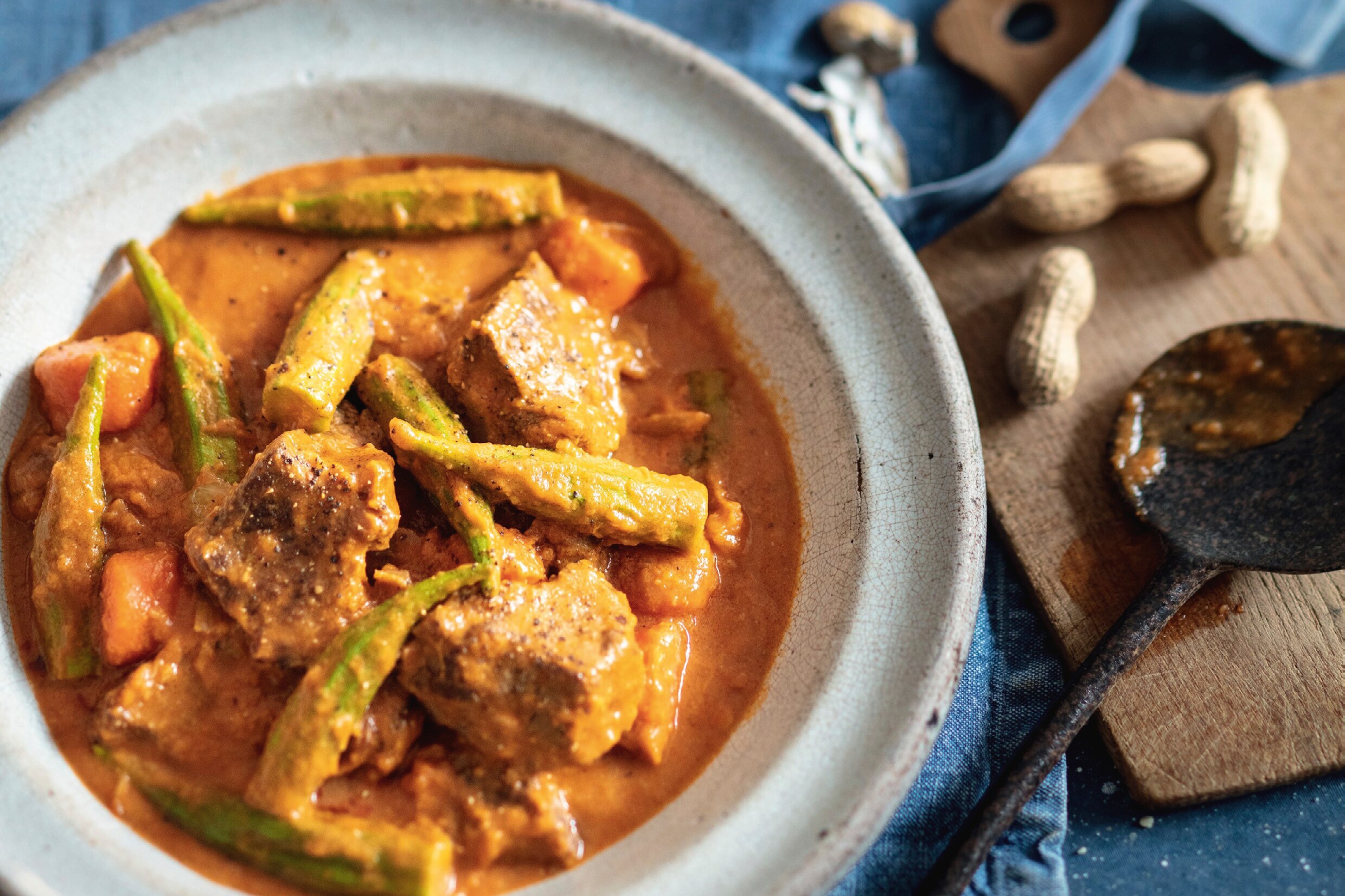 Lekker pittig: runderstoof met okra’s én pindasaus | Margriet