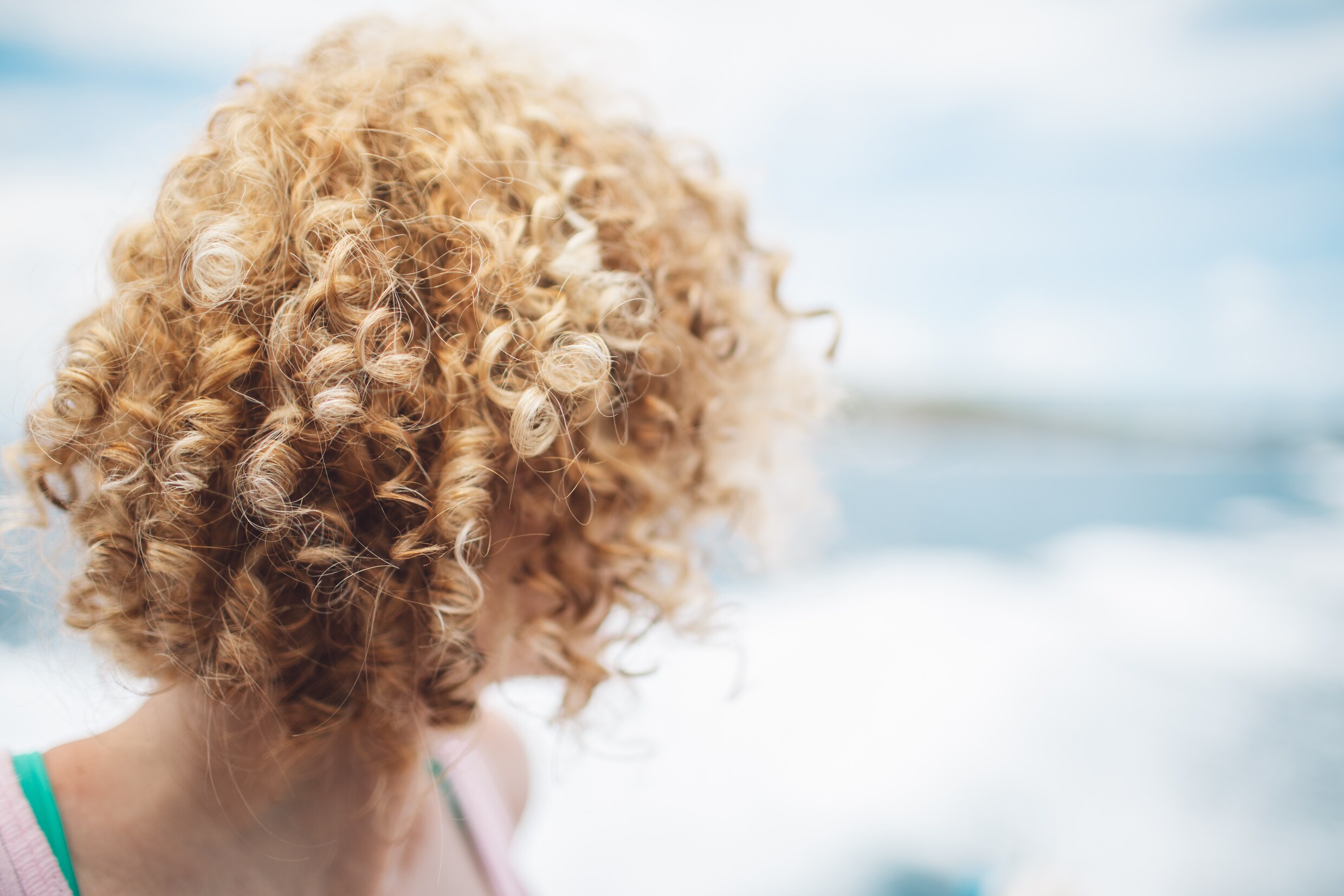 Speels en natuurlijk: de mooiste haartrends voor krullen in 2025 | Margriet
