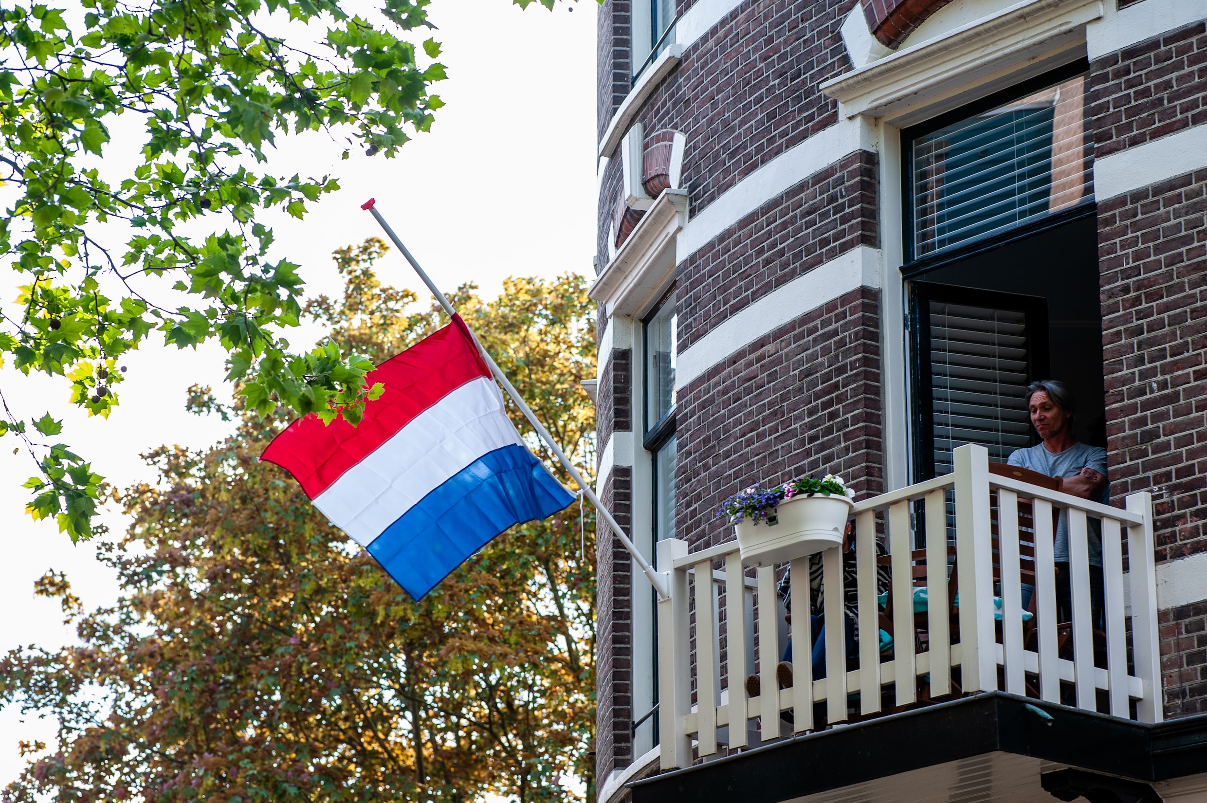 Vanaf hoe laat mag de vlag halfstok tijdens de dodenherdenking? | Margriet
