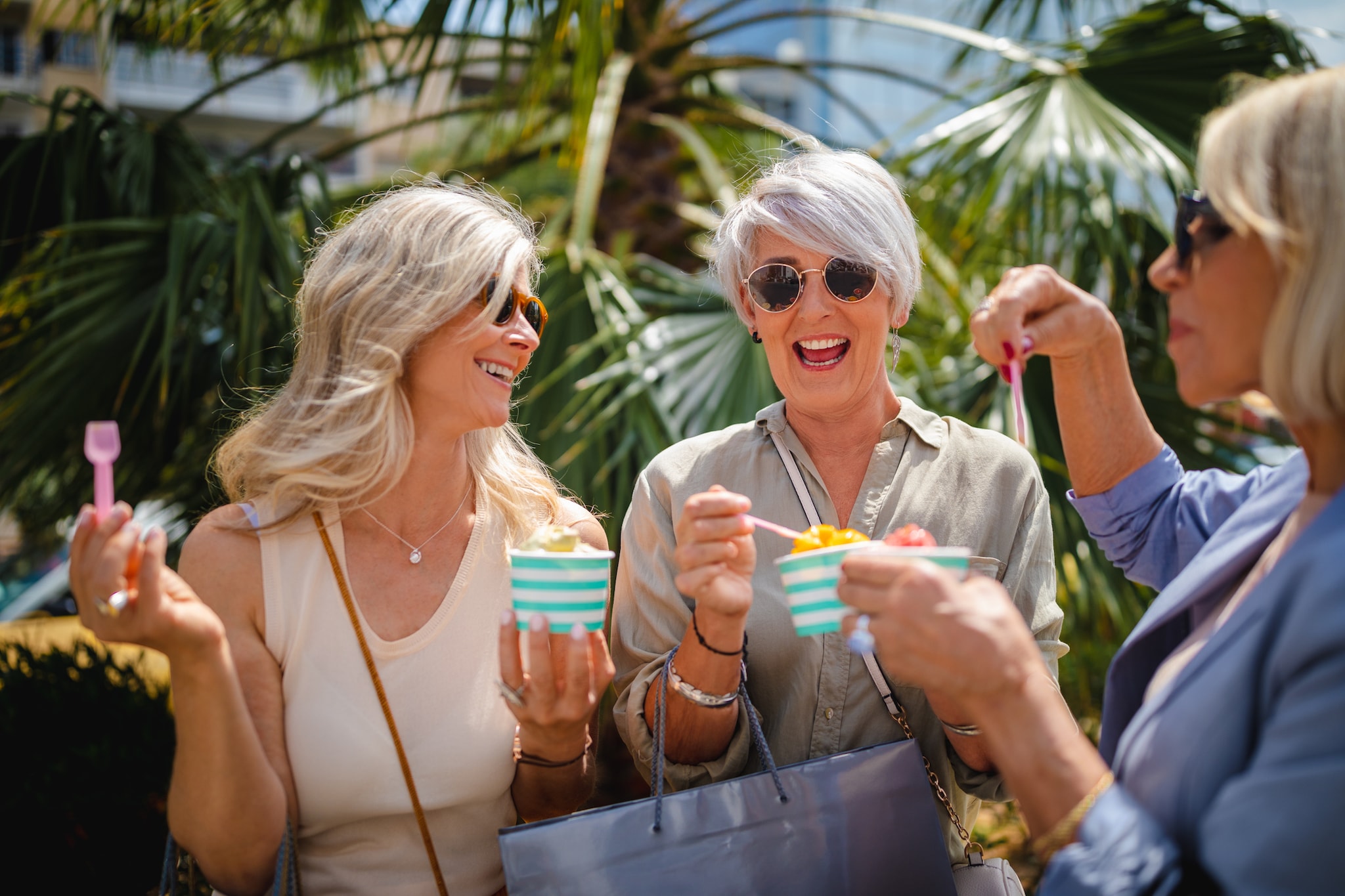 IJsje of cafeïne? Feiten en fabels over verkoeling in de zomer