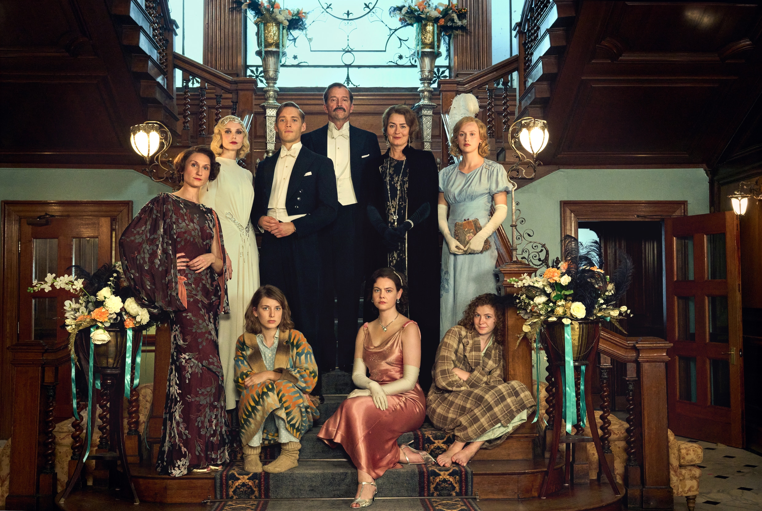 Een relatie met Hitler? Nieuwe serie over de Mitford zussen | Margriet