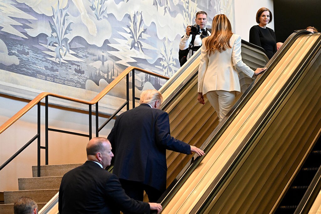 Trump is boos op een roltrap