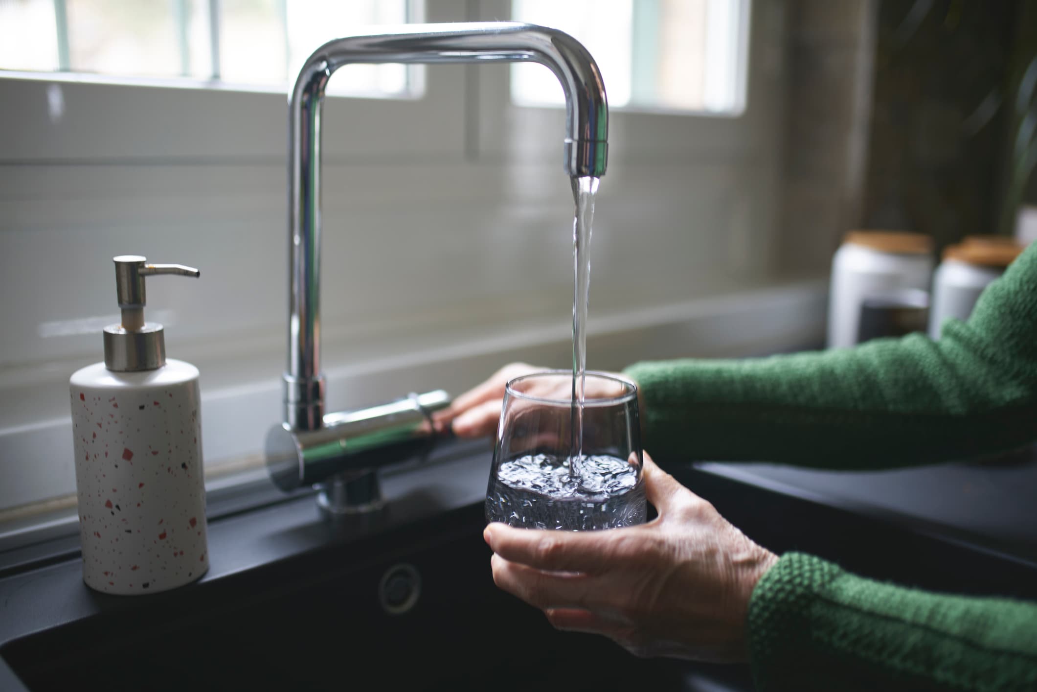 Zo heb je altijd schoon drinkwater in huis, ook in noodgevallen | Margriet